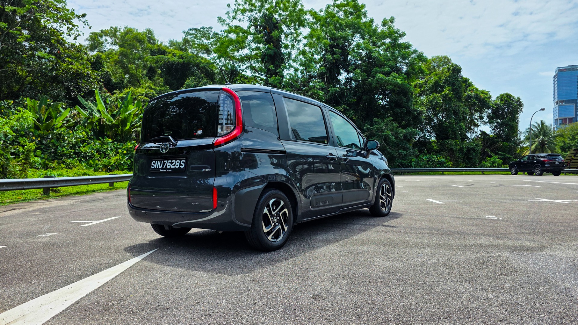 Toyota Sienta Hybrid Review | Cars&TechSG